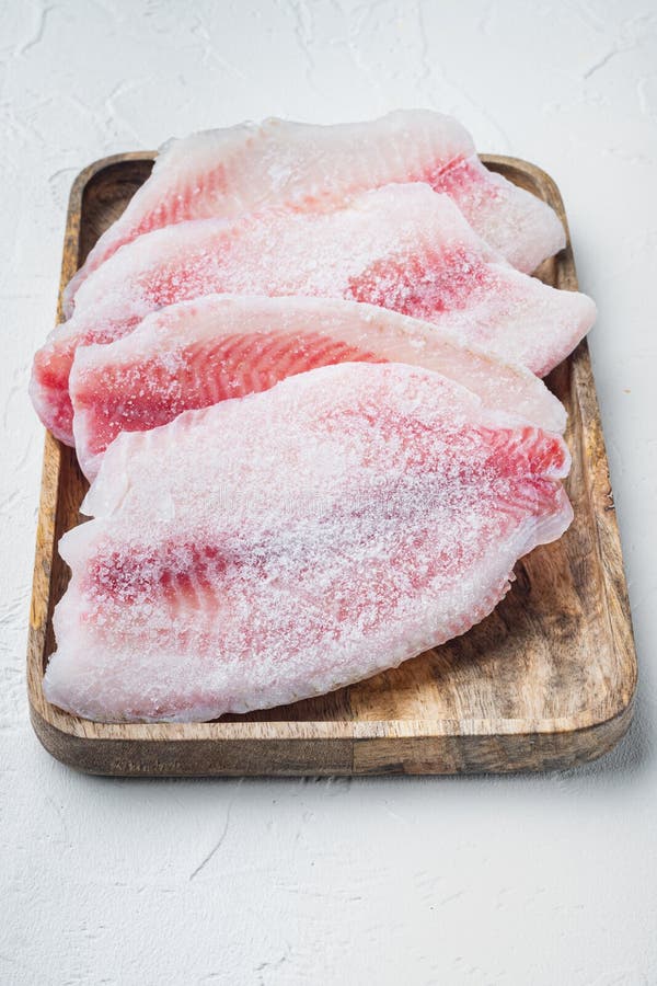 Filete De Pescado Congelado Sobre Fondo Blanco Imagen de archivo ...