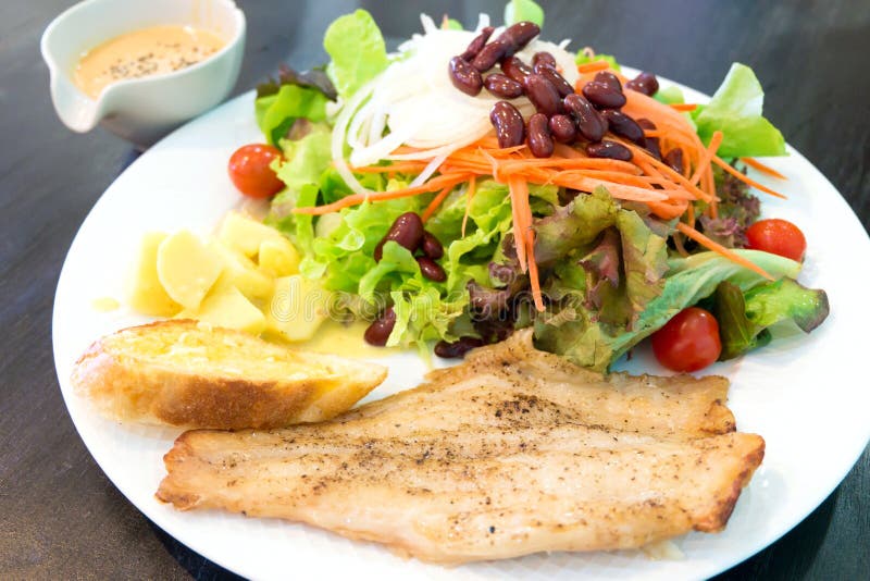 Filete De Pescados Con La Ensalada Imagen de archivo - Imagen de verde ...