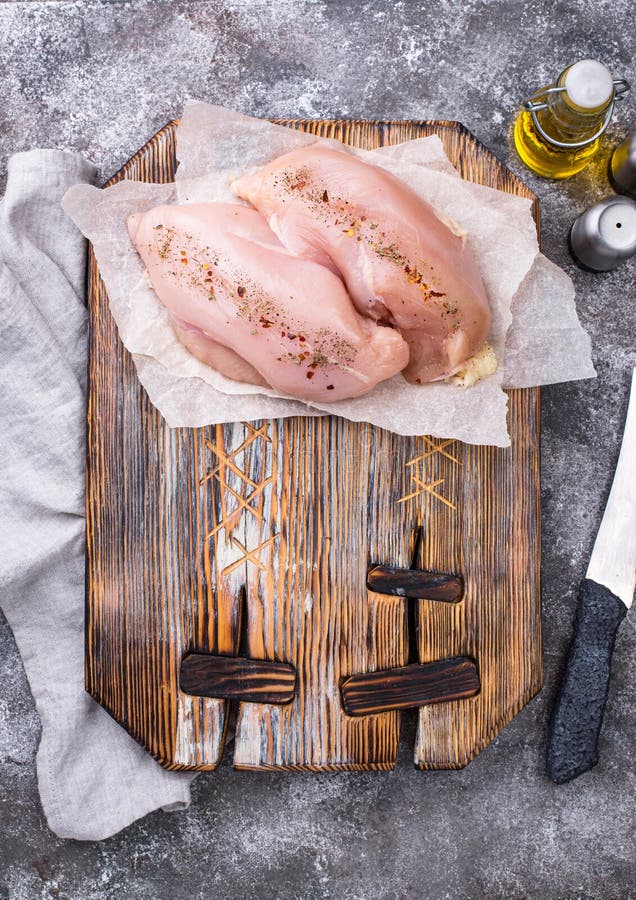 Filete De Pollo Crudo En Tabla De Corte Foto de archivo - Imagen de ...