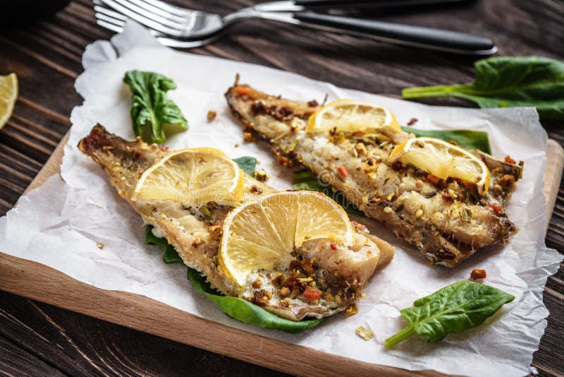 Filete De Pollock Cozido Com Limão E Espinafre Sobre Fundo De Madeira ...