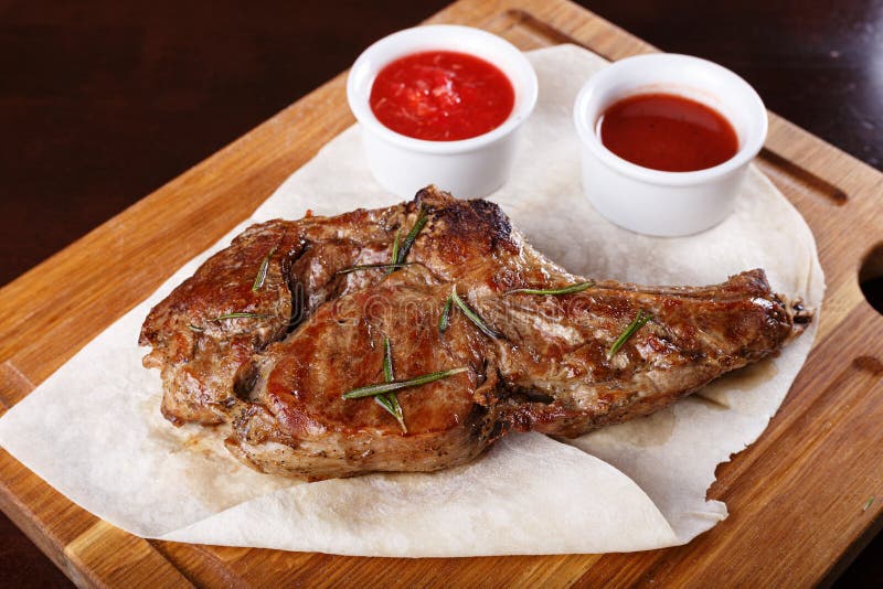 Filete De Ribeye Con La Salsa Foto de archivo - Imagen de costilla ...