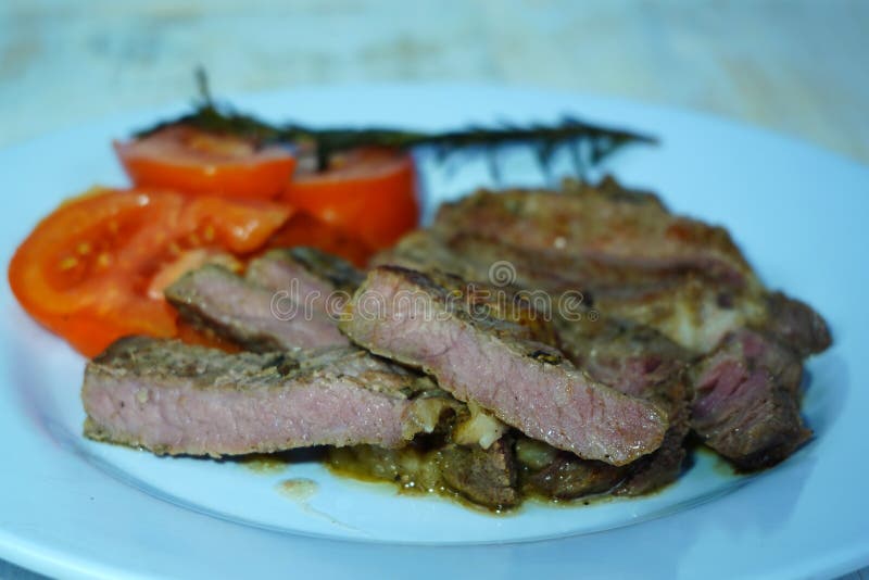 Filete De Solomillo De Wagyu Picado Servido En La Mesa Foto de archivo ...