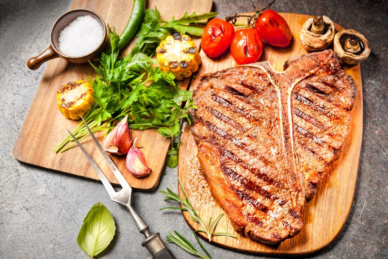 Filetes Asados A La Parrilla Del T-hueso Con Las Hierbas Y Las Verduras ...