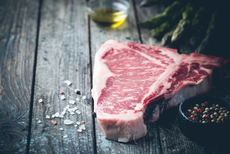 El Filete Crudo Del T-hueso Para La Parrilla O El Bbq Con Las Hierbas Y ...