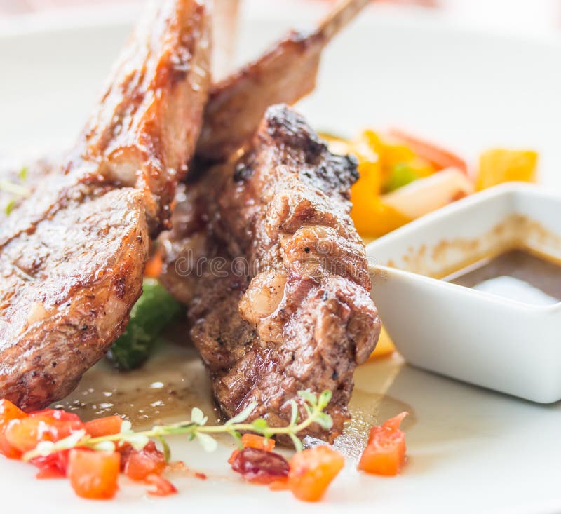 Filete Del Cordero O Chuletas Del Cordero Foto de archivo - Imagen de ...