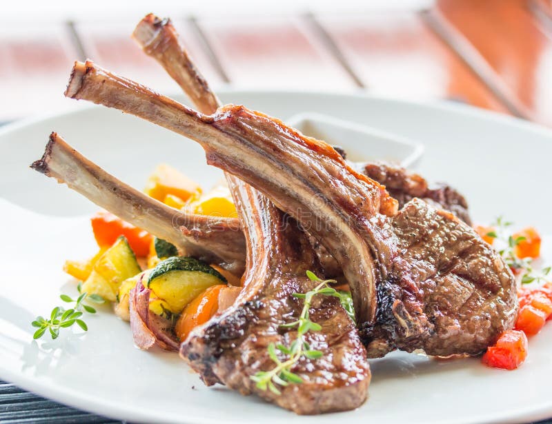 Filete Del Cordero O Chuletas Del Cordero Imagen de archivo - Imagen de ...