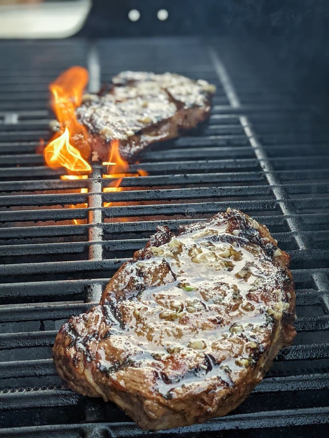 Filetes Usda Premium Ribeye En Una Parrilla Imagen de archivo - Imagen ...