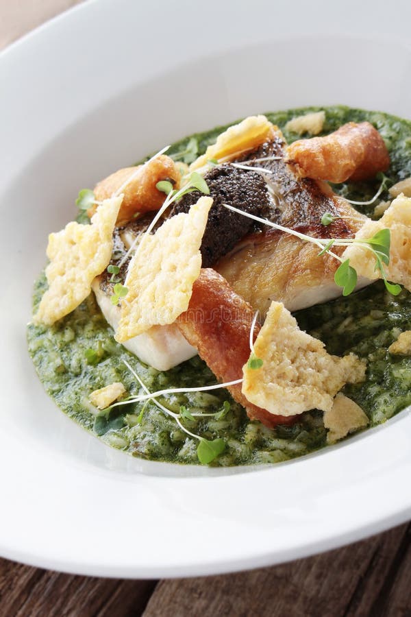 Pasto Placcato Delle Patatine Fritte E Dei Piselli Della Bistecca Di ...