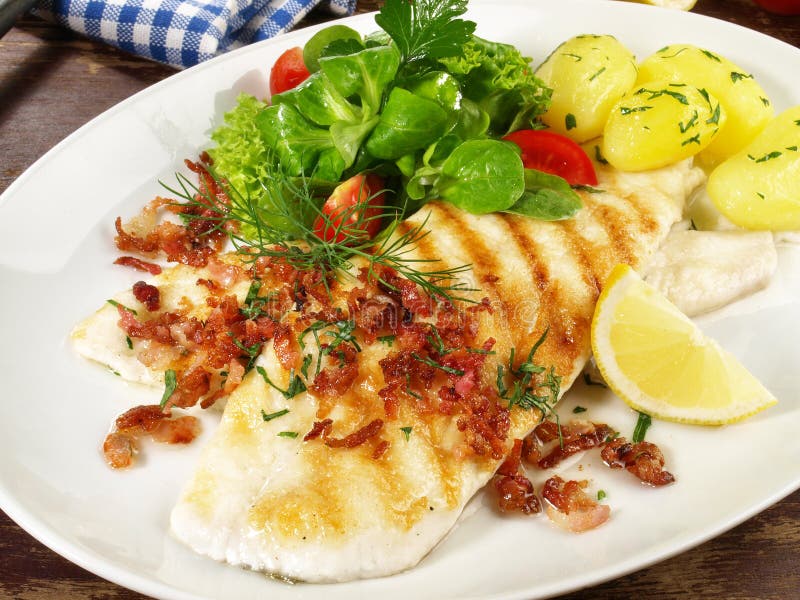 Pesce Della Passera Di Mare - Raccordo Con Beradcrumbs Fotografia Stock ...