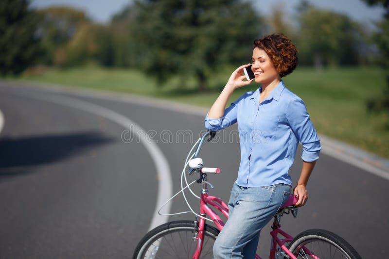 Fille Active Montant Une Bicyclette Image stock - Image du matin ...