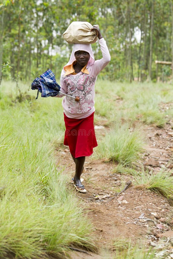 Fille africaine - Rwanda image stock éditorial. Image du promenade ...