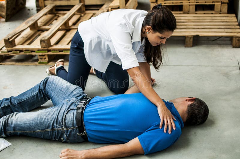 Homme Inconscient Dans Une Usine Photo stock - Image du étage, blessé ...