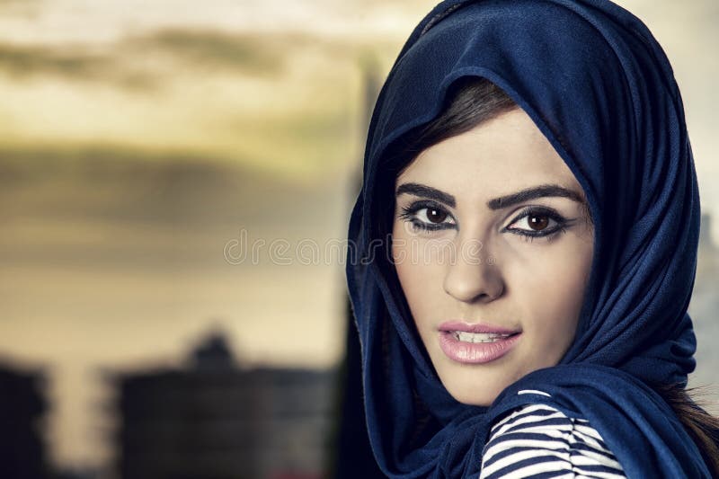 Fille Arabe De Beauté Sensuelle Avec Le Hijab Photo Stock Image Du
