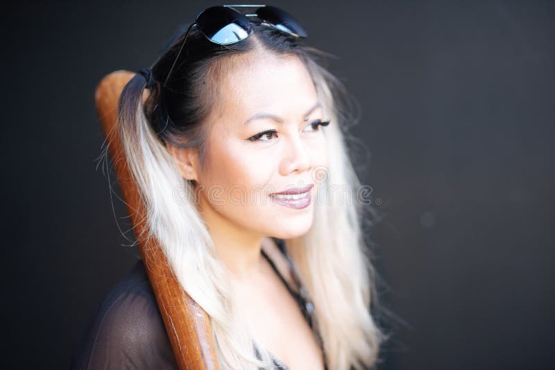 Fille Asiatique Sexy Et Heureuse Avec Un Fond Noir Photo Stock Image