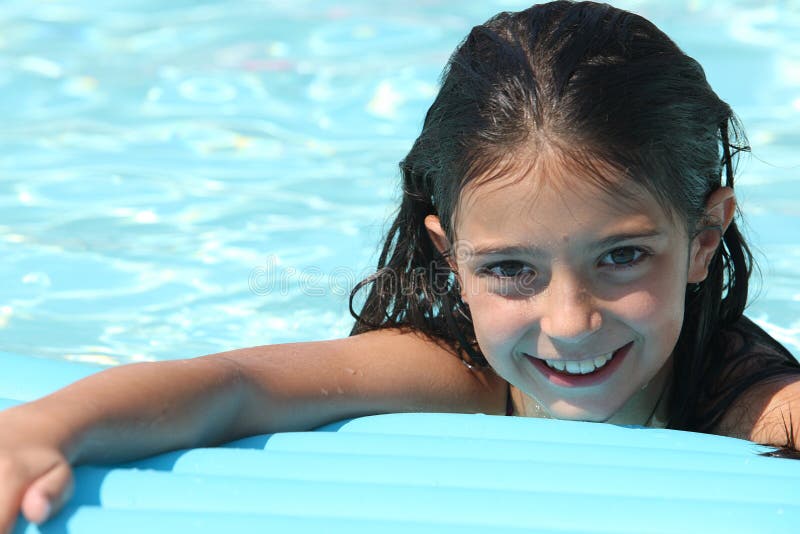 Fille Assez Jeune Dans Une Piscine Image Stock Image Du Humide