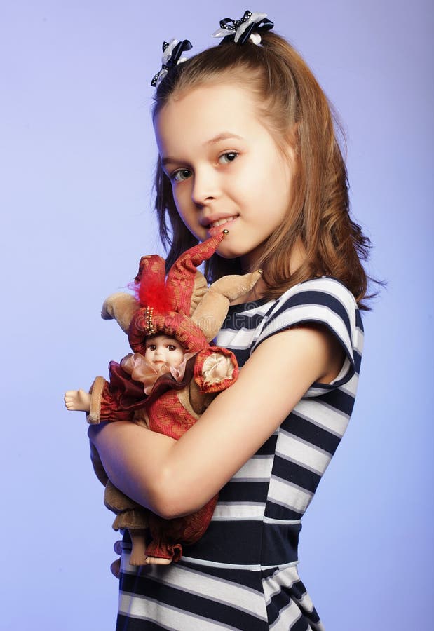 Fille Assez Petite, Enfant Heureux Image stock - Image du main, sain ...