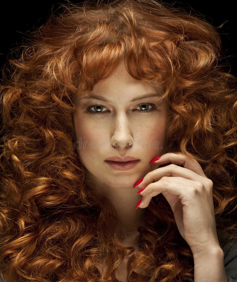 Fille Assez Rousse Avec Des Boucles Image stock - Image du enroulements ...