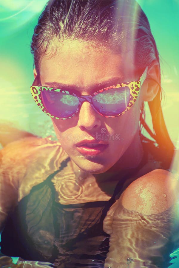 Fille Attirante Dans Le Bikini Et Des Lunettes De Soleil Dans La