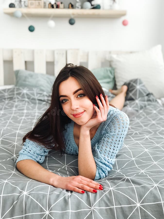 Fille Attirante De Brune Dans La Lingerie Se Trouvant Sur Le Lit Photo