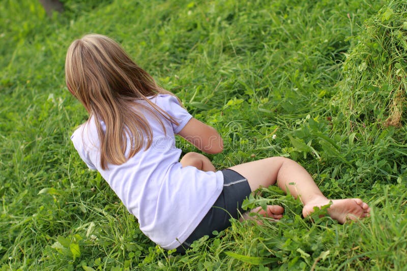 Fille Aux Pieds Nus Sur Lherbe Photo Stock Image Du Pieds Jeune