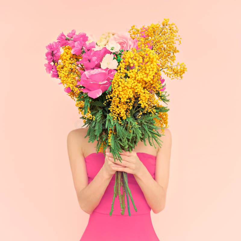Fille Avec Le Bouquet Des Fleurs Dans Des Ses Mains Photo stock - Image ...