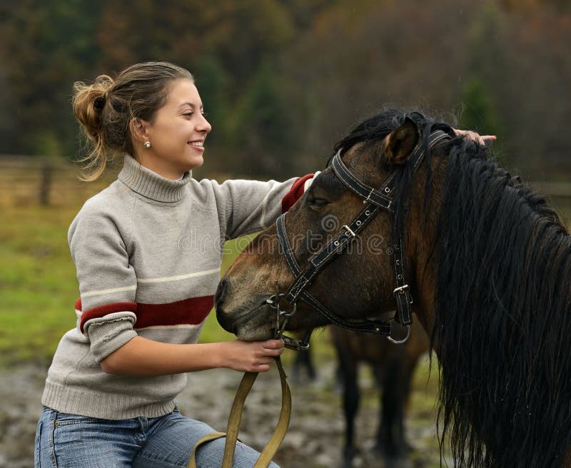 Portrait D'un Cheval Blanc Et D'une Femme Photo stock - Image du gens ...