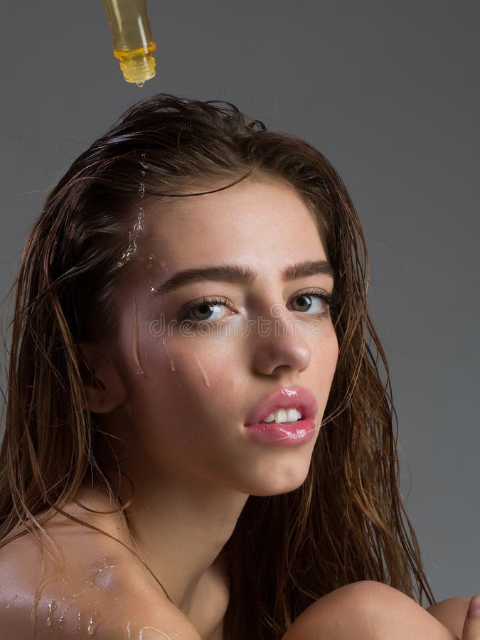 Fille Avec Les Cheveux Et Le Shampooing Humides Photo Stock Image Du