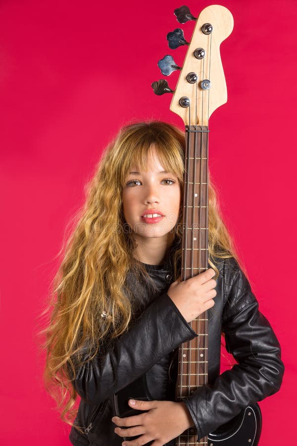 Fille Blonde De Rock Avec La Guitare Basse Sur Le Rouge Photo Stock