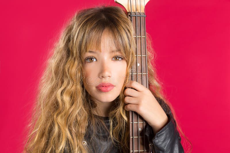 Fille Blonde De Rock Avec La Guitare Basse Sur Le Rouge Image Stock
