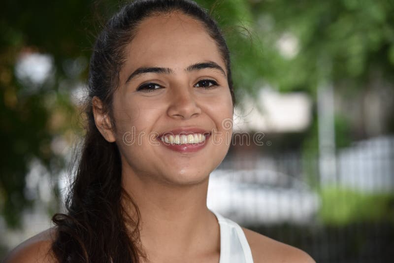 Femelle Adolescente Colombienne Mignonne De Sourire Photo stock - Image ...
