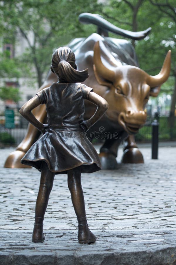 Fille courageuse photographie éditorial. Image du statue - 95999077