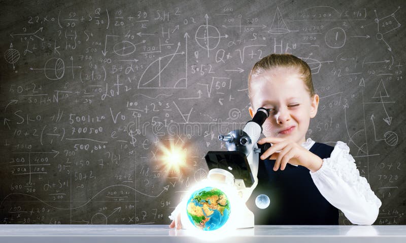 Fille d'école à la leçon image stock. Image du vert, curieux - 41642597