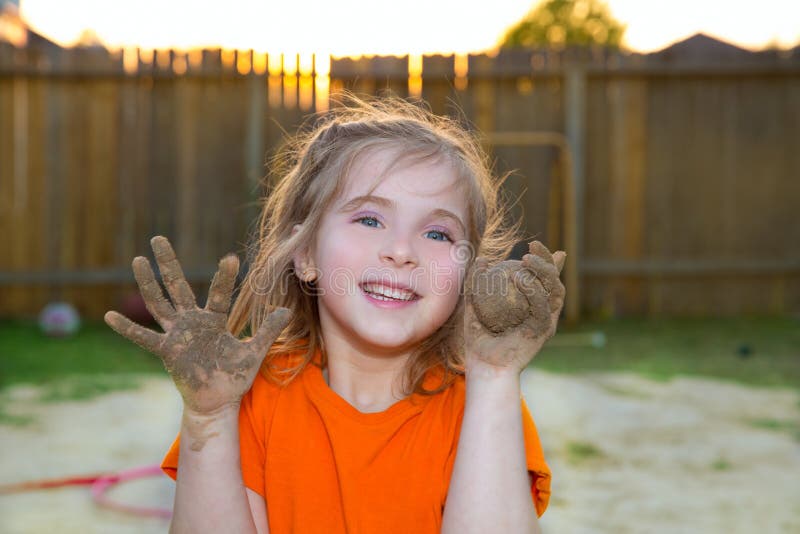 Fille Denfants Jouant Avec La Boule De Sable De Boue Et Les Mains