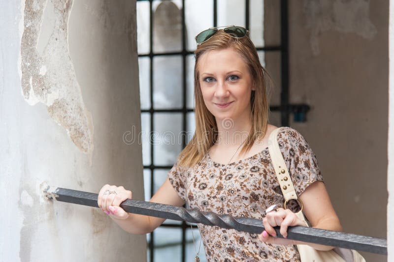 Fille Dans Des Rues De Prague Photo stock - Image du vacances, tchèque ...