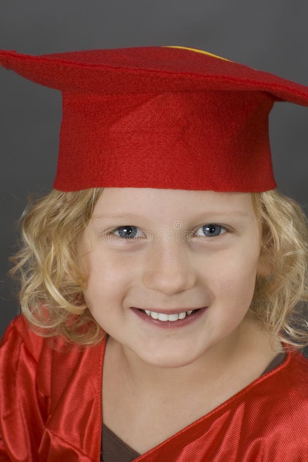 Fille Dans L'uniforme De Graduation Image stock - Image du gosses, fond ...