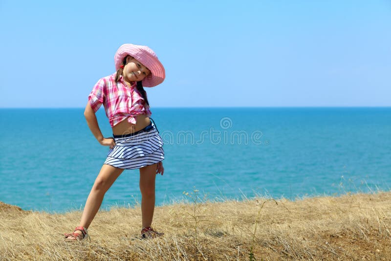 Jolie Fille Dans Un Chapeau Image stock - Image du espiègle, nature ...