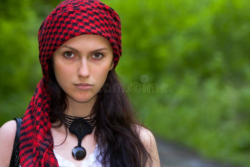Femme Dans Le Foulard Scintillant Image stock - Image du revêtement ...