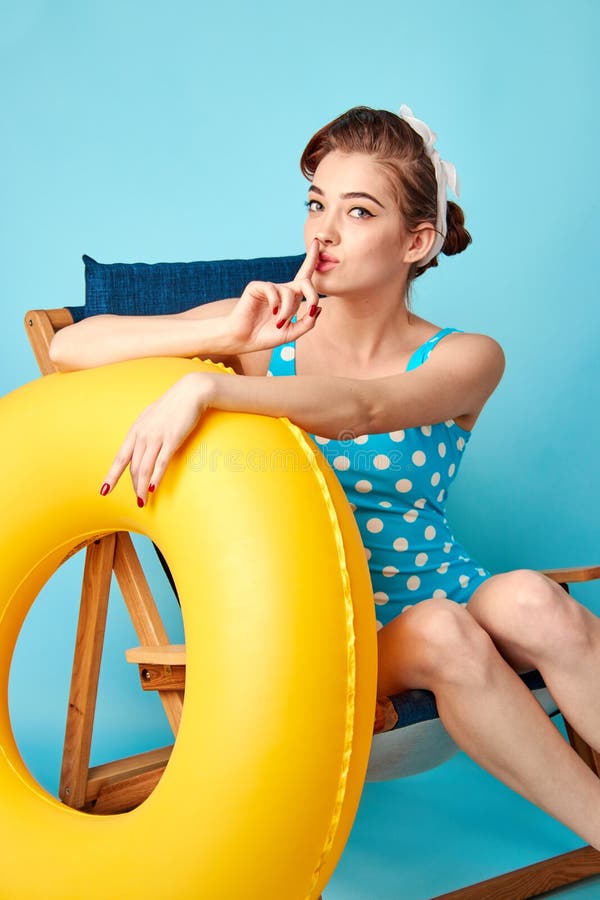 Fille Dans Un Maillot De Bain Se Trouvant Sur Un Canap Et Tenant Dans Des Ses Bras Un Cercle
