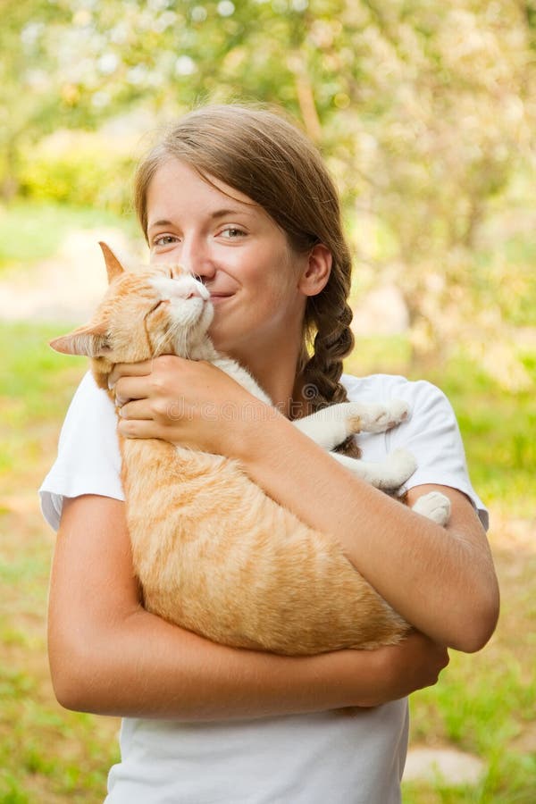 Fille De L'adolescence Avec Le Chat Image stock - Image du adolescents ...