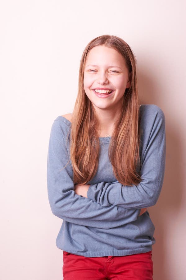 Fille De Ladolescence De Sourire Mignonne Photo Stock Image Du Joie