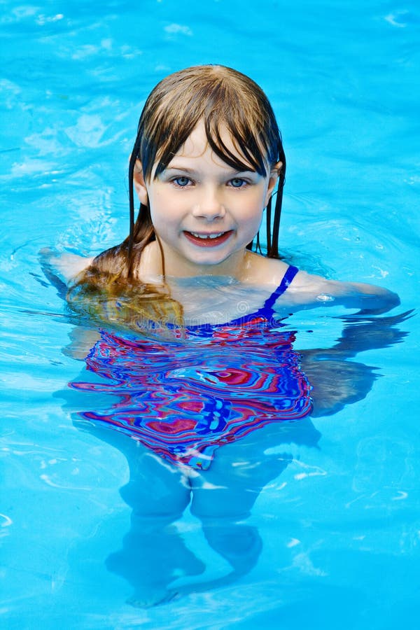 Fille De Piscine Photo Stock Image Du Gosse Heureux 5402290