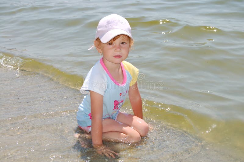 Petite fille à la plage photo stock. Image du gosse, titulaires - 39046096