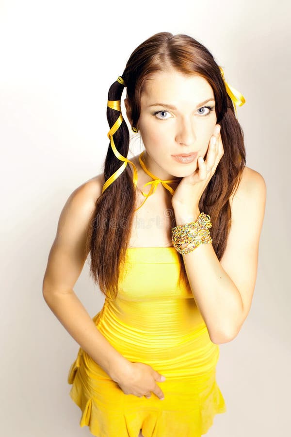 Fille De Sexe Dans Une Robe Jaune Image Stock Image Du Isolat Chaud
