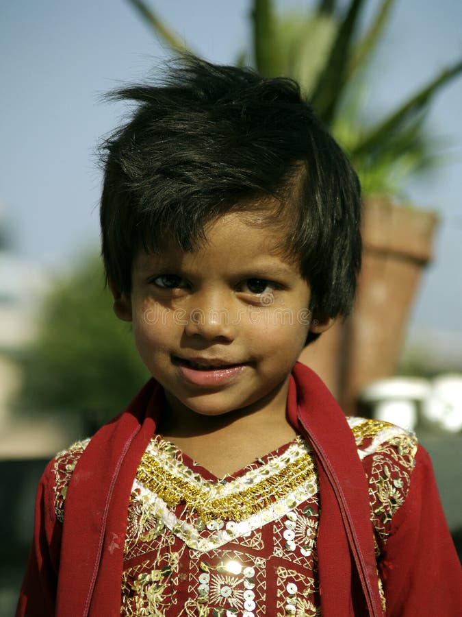 Sourire timide de fille image stock. Image du fervent - 23061435