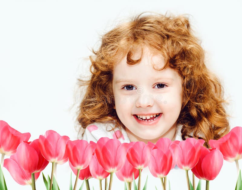 Fille De Sourire Avec Les Tulipes Rouges Photo stock - Image du yeux ...
