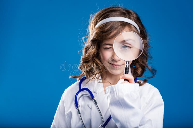 964 Jeune Chercheur Avec La Loupe Photos libres de droits et gratuites ...