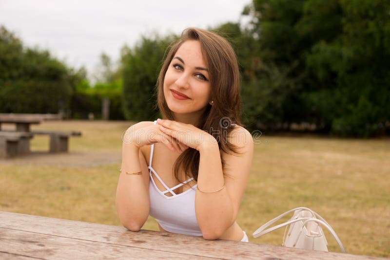 Fille En Parc Photo Stock Image Du Extérieur Attrayant 76907582