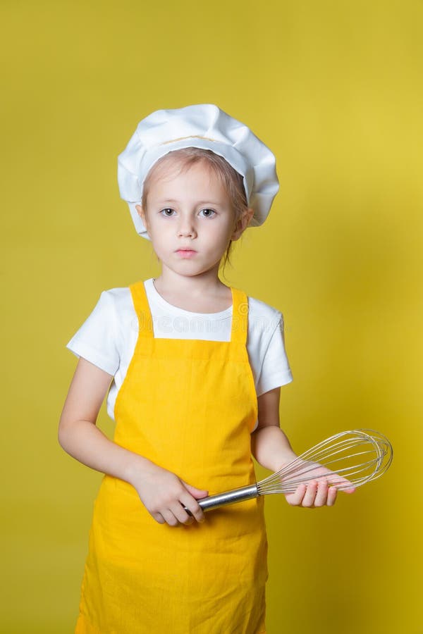 Fille En Tablier Et Chefs Qui Tient Un Fouet Pour La Crème Fouettée Photo Stock Image Du Dame