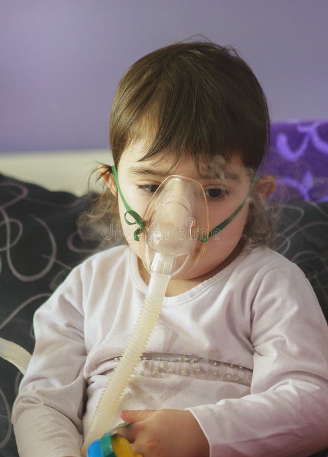Fille Faisant L'inhalation Avec Le Masque Sur Son Visage Photo stock ...