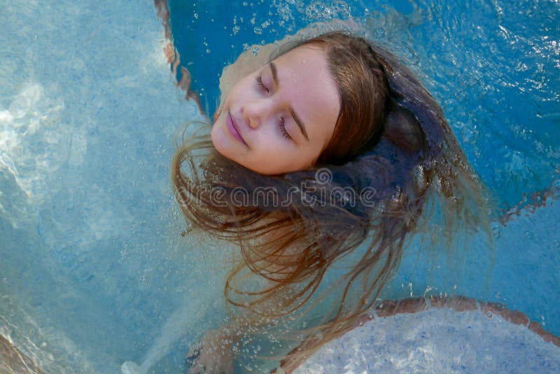 Fille Fermant Ses Yeux Tout En Tournant Ses Longs Cheveux Autour Dans